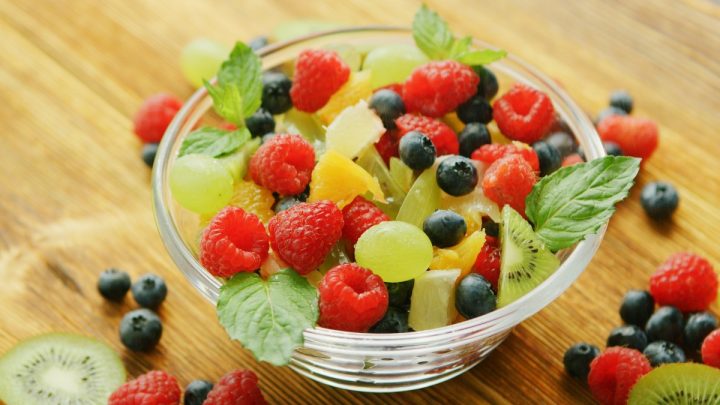 Complete Guide To Raw Food: 100+ Recipes, Diet, Benefits & Videos