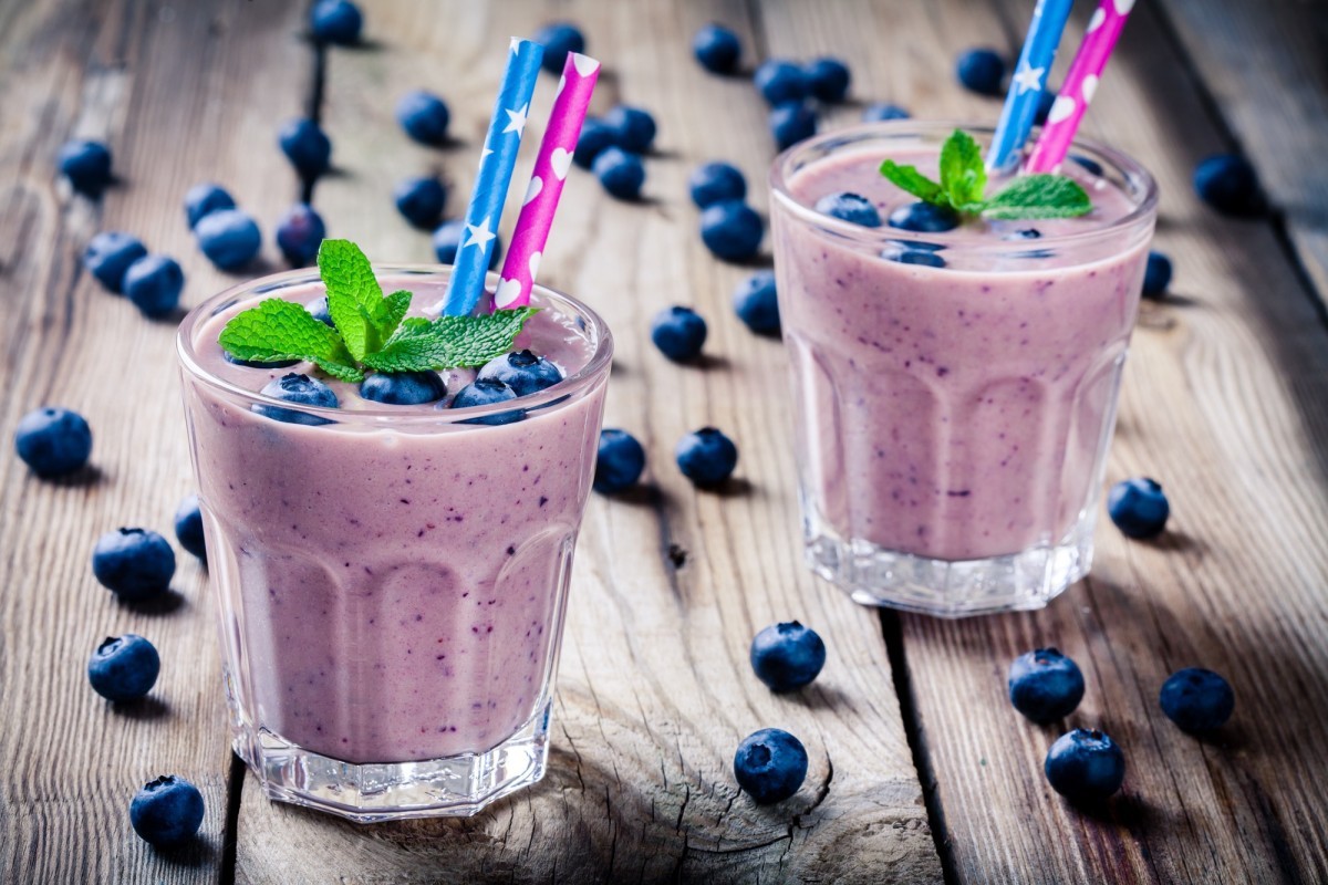 How To Make A Blue Smoothie 3 Ways: With & Without Spirulina